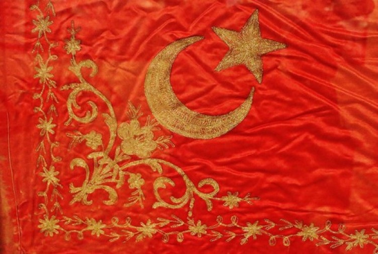 İstanbul Surları'na Osmanlı Sancağını Kim Dikti? Tarihi Bir Efsane ...