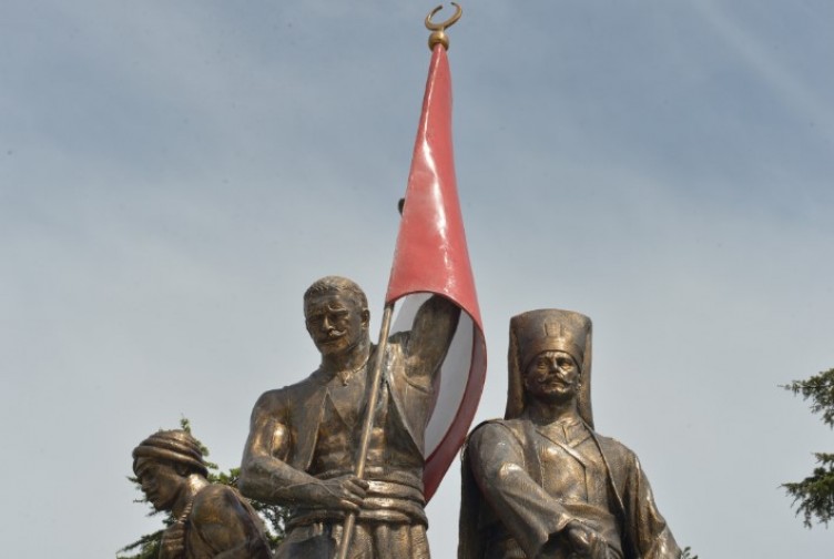 İstanbul Surları'na Osmanlı Sancağını Kim Dikti? Tarihi Bir Efsane ...
